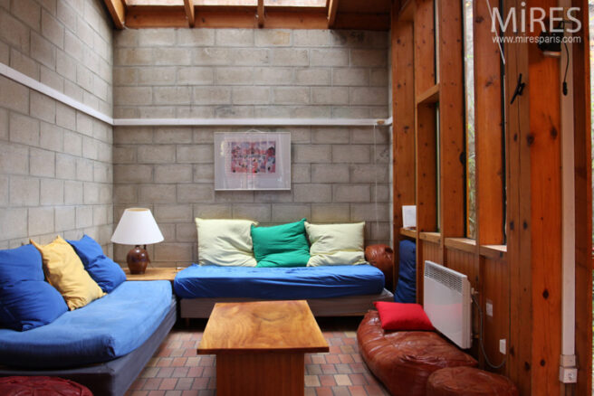 Salle commune ouverte sur le jardin. C0655 | Mires Paris