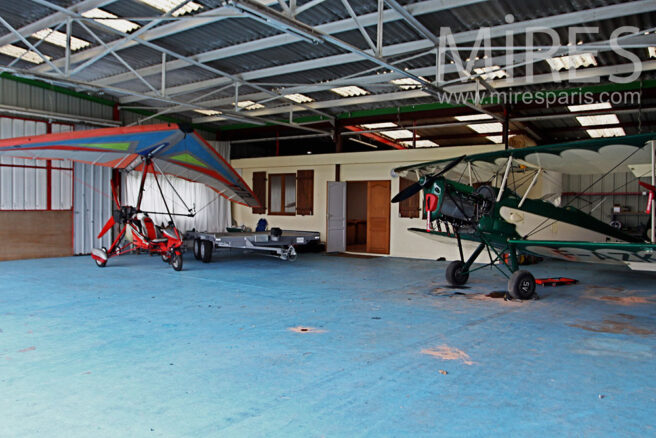 Garage pour avions d’exception. C1308 | Mires Paris