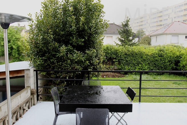 Terrasse en surplomb. C1460 | Mires Paris